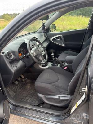 Pelēks Toyota RAV4 2007 Talsi, ar dzinēja tilpumu 2.20 L un nobraukumu 313 tūkst. km par 2000 €, foto 4 vietnē AUTOMOTO.COM.LV