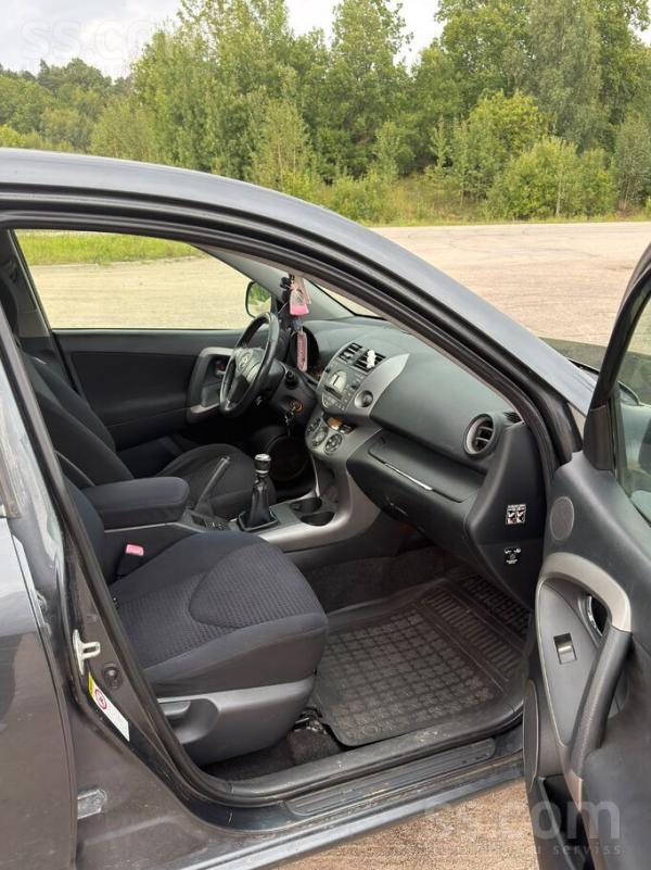 Grey Toyota RAV4 2007 in Talsi, with an engine capacity of 2.20 L and mileage of 313 thousand km for 2000 €, photo 5 on AUTOMOTO.COM.LV