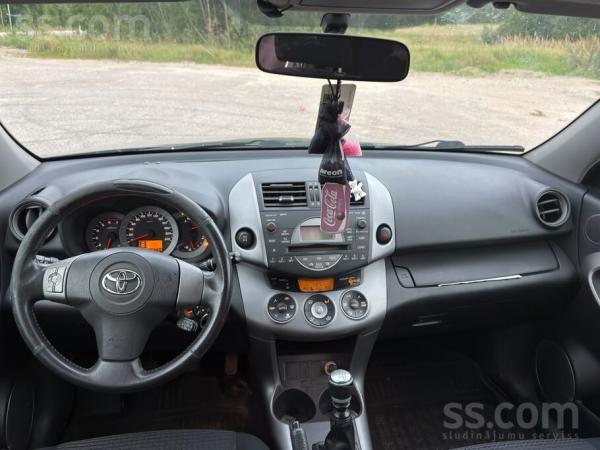 Grey Toyota RAV4 2007 in Talsi, with an engine capacity of 2.20 L and mileage of 313 thousand km for 2000 €, photo 6 on AUTOMOTO.COM.LV