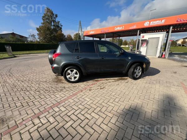 Grey Toyota RAV4 2007 in Liepaja, with an engine capacity of 2.20 L and mileage of 247 thousand km for 3000 €, photo 3 on AUTOMOTO.COM.LV