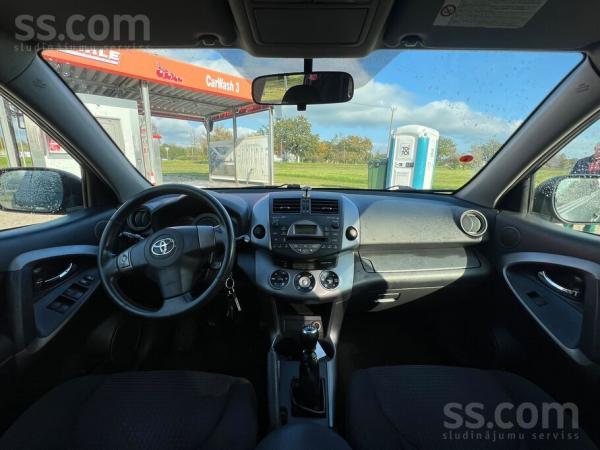 Grey Toyota RAV4 2007 in Liepaja, with an engine capacity of 2.20 L and mileage of 247 thousand km for 3000 €, photo 5 on AUTOMOTO.COM.LV