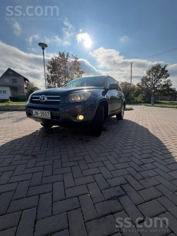 Grey Toyota RAV4 2007 in Liepaja, with an engine capacity of 2.20 L and mileage of 247 thousand km for 3000 €, photo 6 on AUTOMOTO.COM.LV
