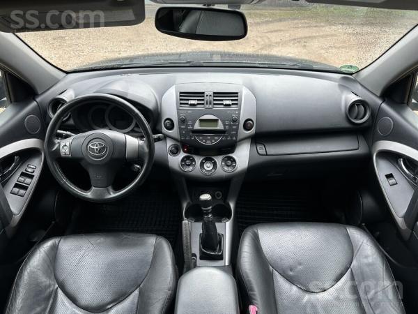 Тойота РАВ 4 2007 в Тукумс на AUTOMOTO.COM.LV Серый Тойота РАВ 4 2007 в Тукумс, объемом двигателя 2.20 л и пробегом 332 тыс. км за 3250 €, фото 7 на AUTOMOTO.COM.LV