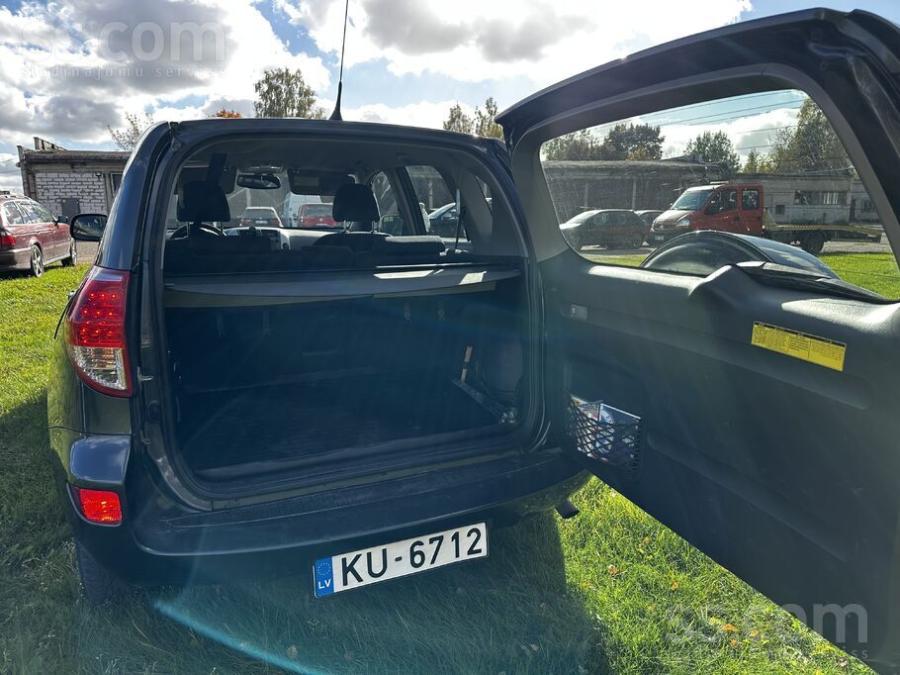 Pelēks Toyota RAV4 2007 Daugavpils, ar dzinēja tilpumu 2.20 L un nobraukumu 312 tūkst. km par 3300 €, foto 12 vietnē AUTOMOTO.COM.LV