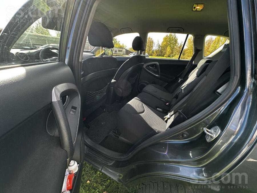 Pelēks Toyota RAV4 2007 Daugavpils, ar dzinēja tilpumu 2.20 L un nobraukumu 312 tūkst. km par 3300 €, foto 16 vietnē AUTOMOTO.COM.LV