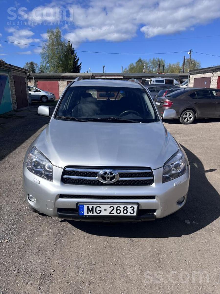 Pelēks Toyota RAV4 2008 Rīga, ar dzinēja tilpumu 2.20 L un nobraukumu 270 tūkst. km par 2600 €, foto 1 vietnē AUTOMOTO.COM.LV