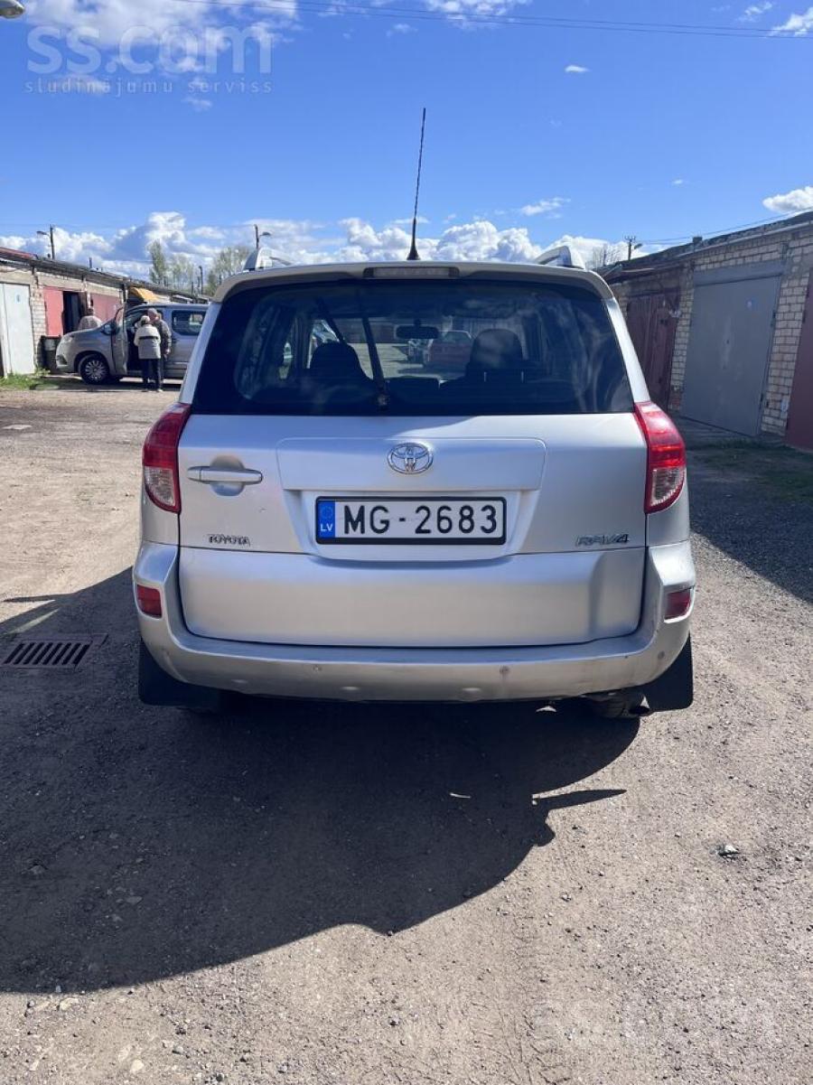 Pelēks Toyota RAV4 2008 Rīga, ar dzinēja tilpumu 2.20 L un nobraukumu 270 tūkst. km par 2600 €, foto 2 vietnē AUTOMOTO.COM.LV