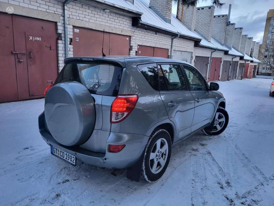 Grey Toyota RAV4 2008 in Alytus, with an engine capacity of 2.23 L and mileage of 262 thousand km for 3500 €, photo 3 on AUTOMOTO.COM.LV