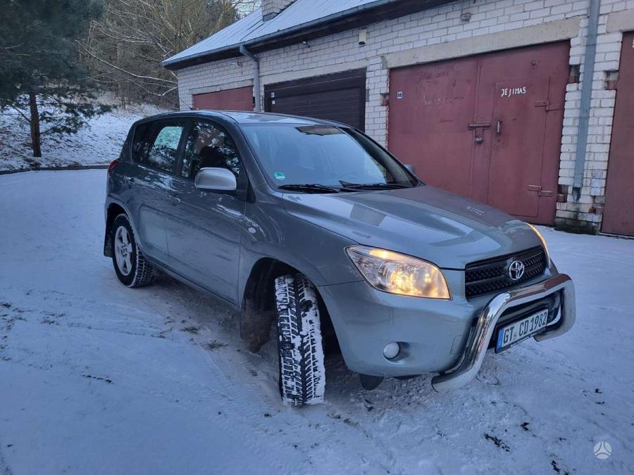Grey Toyota RAV4 2008 in Alytus, with an engine capacity of 2.23 L and mileage of 262 thousand km for 3500 €, photo 4 on AUTOMOTO.COM.LV