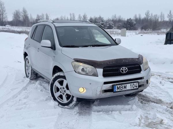 Grey Toyota RAV4 2008 in Vilnius, with an engine capacity of 2.20 L and mileage of 360 thousand km for 3300 €, photo 1 on AUTOMOTO.COM.LV