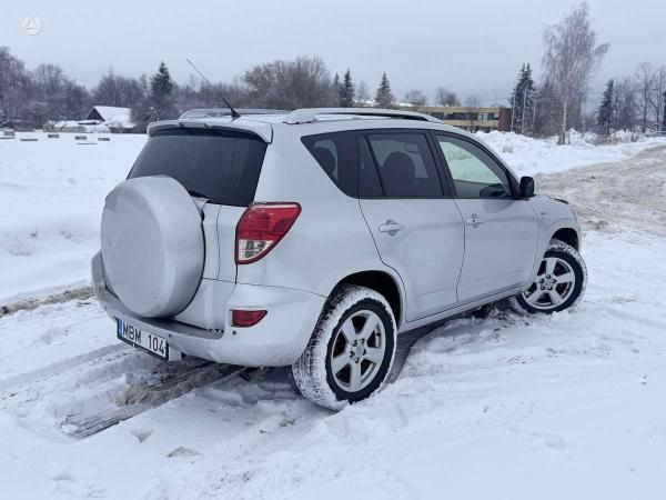 Grey Toyota RAV4 2008 in Vilnius, with an engine capacity of 2.20 L and mileage of 360 thousand km for 3300 €, photo 4 on AUTOMOTO.COM.LV