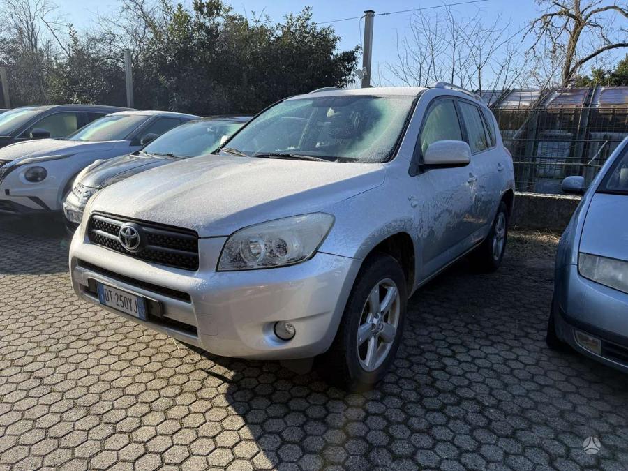 Grey Toyota RAV4 2008 in Siauliai, with an engine capacity of 2.23 L and mileage of 180 thousand km for 5200 €, photo 1 on AUTOMOTO.COM.LV