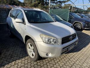 Grey Toyota RAV4 2008 in Siauliai, with an engine capacity of 2.23 L and mileage of 180 thousand km for 5200 €, photo 3 on AUTOMOTO.COM.LV
