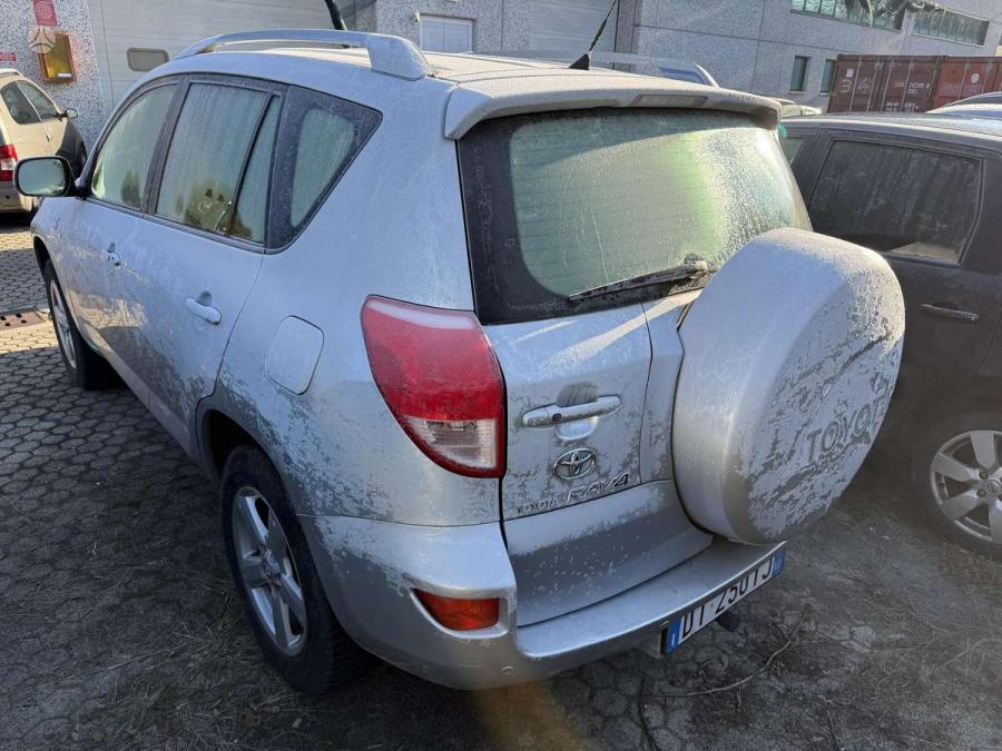 Grey Toyota RAV4 2008 in Siauliai, with an engine capacity of 2.23 L and mileage of 180 thousand km for 5200 €, photo 4 on AUTOMOTO.COM.LV