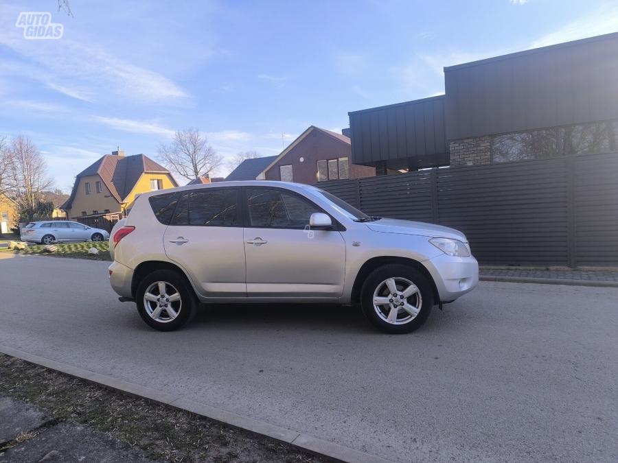 Pelēks Toyota RAV4 2008 Šauļi, ar dzinēja tilpumu 2.20 L un nobraukumu 290 tūkst. km par 4250 €, foto 4 vietnē AUTOMOTO.COM.LV