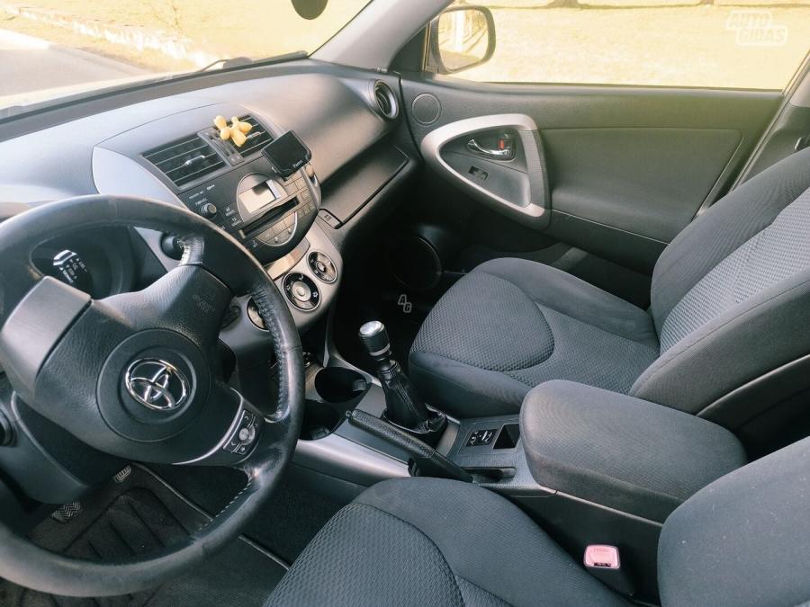Pelēks Toyota RAV4 2008 Šauļi, ar dzinēja tilpumu 2.20 L un nobraukumu 290 tūkst. km par 4250 €, foto 11 vietnē AUTOMOTO.COM.LV