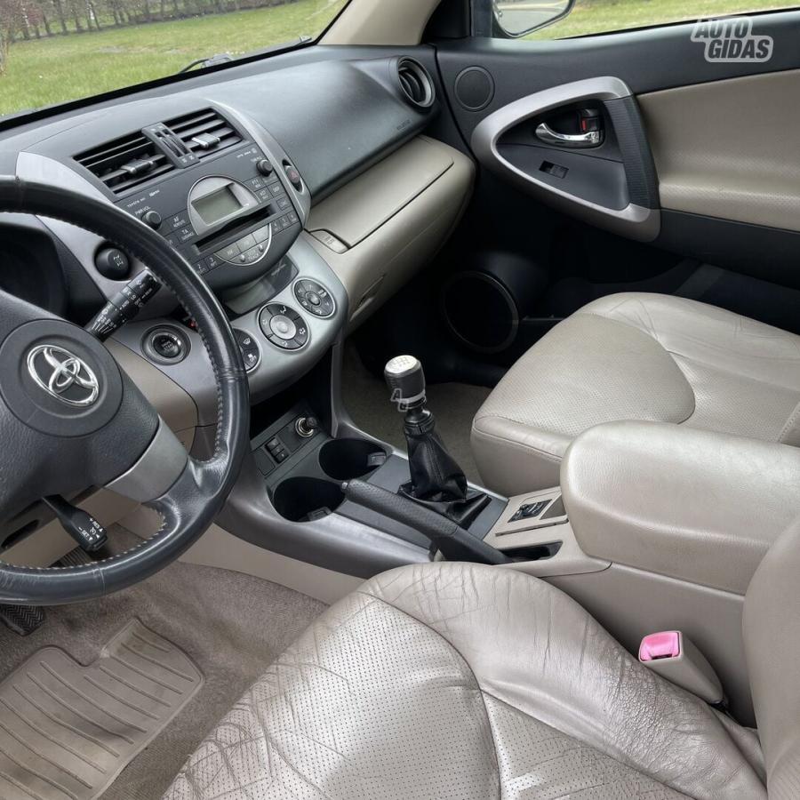 Pelēks Toyota RAV4 2008 Šauļi, ar dzinēja tilpumu 2.20 L un nobraukumu 220 tūkst. km par 3999 €, foto 15 vietnē AUTOMOTO.COM.LV