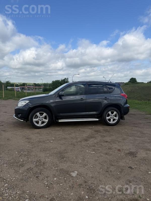 Pelēks Toyota RAV4 2008 Daugavpils, ar dzinēja tilpumu 2.20 L un nobraukumu 400 tūkst. km par 4100 €, foto 1 vietnē AUTOMOTO.COM.LV