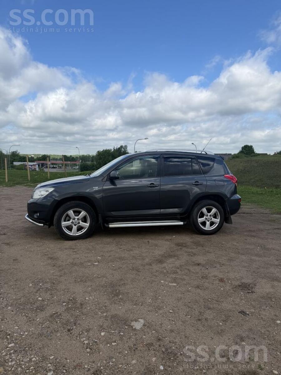 Grey Toyota RAV4 2008 in Daugavpils, with an engine capacity of 2.20 L and mileage of 400 thousand km for 4100 €, photo 1 on AUTOMOTO.COM.LV