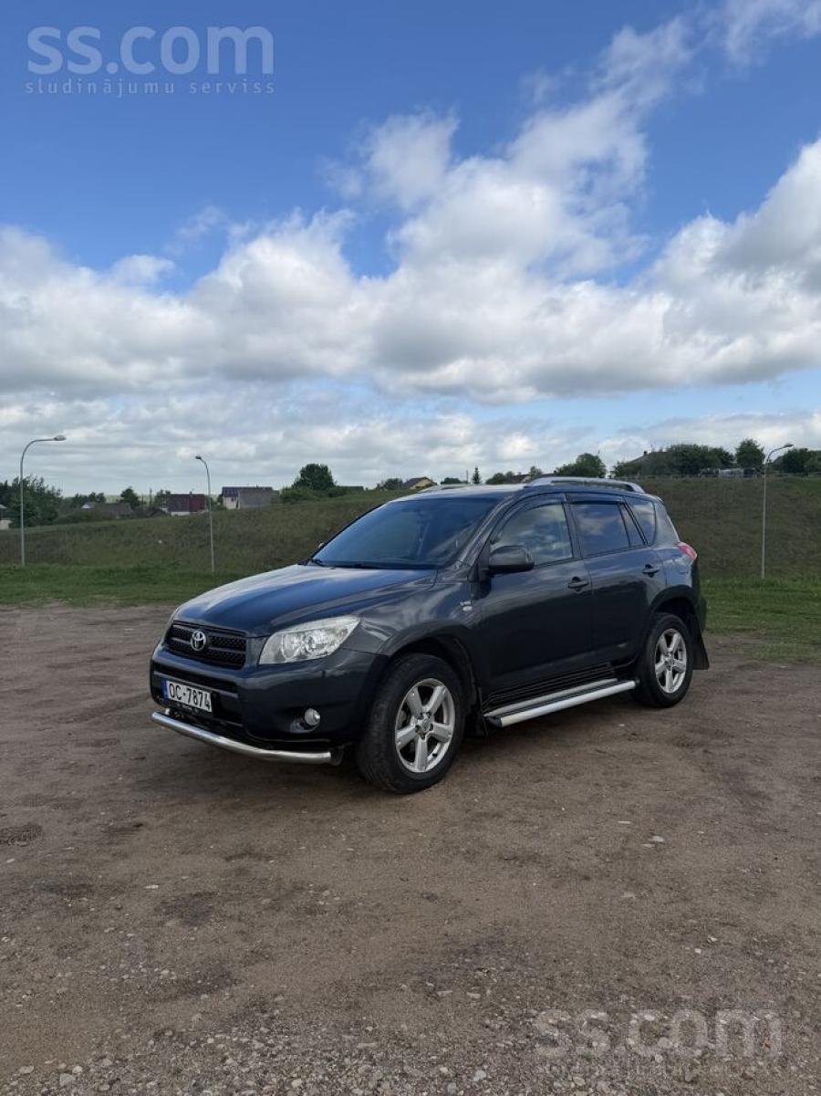 Grey Toyota RAV4 2008 in Daugavpils, with an engine capacity of 2.20 L and mileage of 400 thousand km for 4100 €, photo 3 on AUTOMOTO.COM.LV