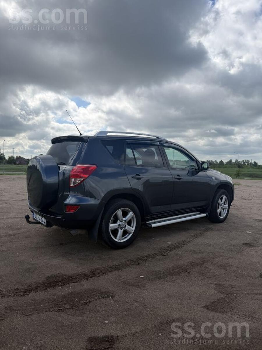 Grey Toyota RAV4 2008 in Daugavpils, with an engine capacity of 2.20 L and mileage of 400 thousand km for 4100 €, photo 6 on AUTOMOTO.COM.LV