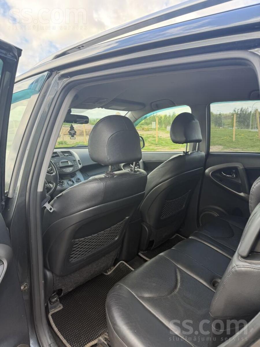 Grey Toyota RAV4 2008 in Daugavpils, with an engine capacity of 2.20 L and mileage of 400 thousand km for 4100 €, photo 9 on AUTOMOTO.COM.LV