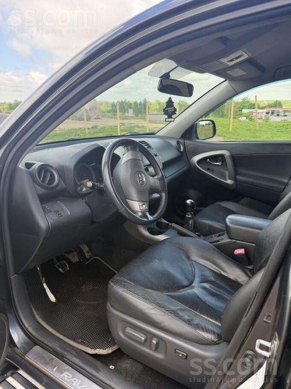 Pelēks Toyota RAV4 2008 Daugavpils, ar dzinēja tilpumu 2.20 L un nobraukumu 400 tūkst. km par 4100 €, foto 9 vietnē AUTOMOTO.COM.LV