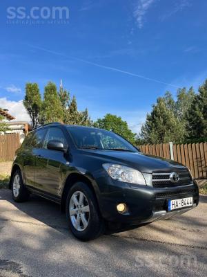 Grey Toyota RAV4 2008 in Ogre, with an engine capacity of 2.00 L and mileage of 245 thousand km for 4490 €, photo  on AUTOMOTO.COM.LV