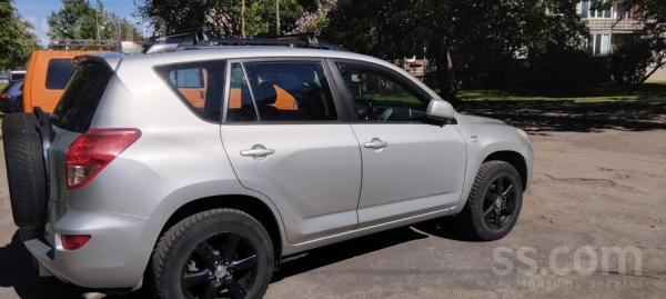 Pelēks Toyota RAV4 2008 Rīga, ar dzinēja tilpumu 2.20 L un nobraukumu 289 tūkst. km par 3300 €, foto 3 vietnē AUTOMOTO.COM.LV