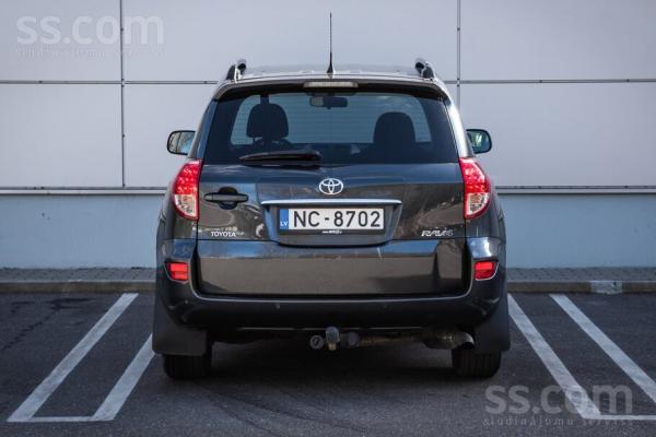 Grey Toyota RAV4 2008 in Riga, with an engine capacity of 2.00 L and mileage of 350 thousand km for 5990 €, photo 5 on AUTOMOTO.COM.LV