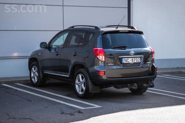 Grey Toyota RAV4 2008 in Riga, with an engine capacity of 2.00 L and mileage of 350 thousand km for 5990 €, photo 6 on AUTOMOTO.COM.LV