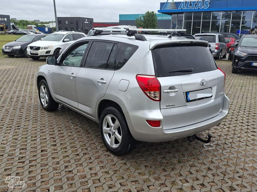 Pelēks Toyota RAV4 2008 Šauļi, ar dzinēja tilpumu 2.20 L un nobraukumu 325 tūkst. km par 3350 €, foto 4 vietnē AUTOMOTO.COM.LV