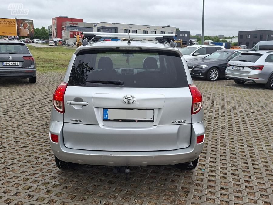 Pelēks Toyota RAV4 2008 Šauļi, ar dzinēja tilpumu 2.20 L un nobraukumu 325 tūkst. km par 3350 €, foto 5 vietnē AUTOMOTO.COM.LV