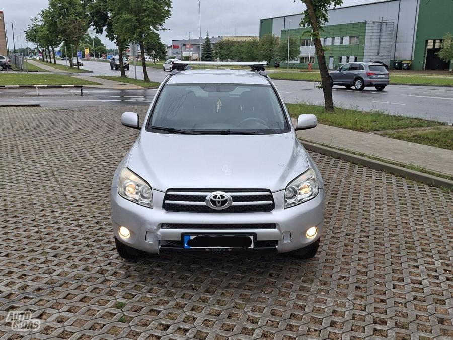 Pelēks Toyota RAV4 2008 Šauļi, ar dzinēja tilpumu 2.20 L un nobraukumu 325 tūkst. km par 3350 €, foto 8 vietnē AUTOMOTO.COM.LV