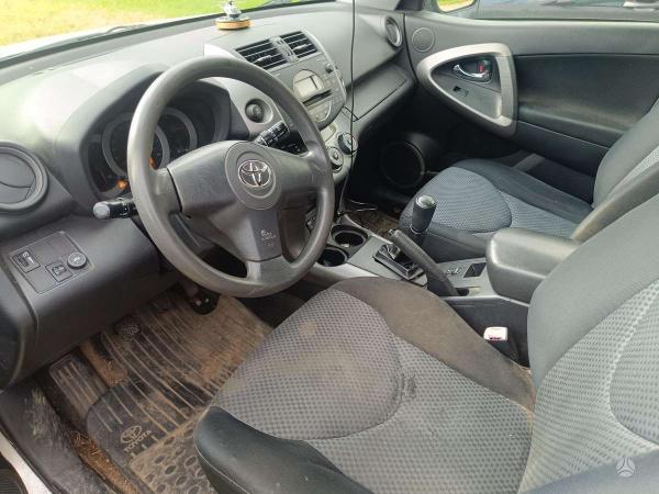 Pelēks Toyota RAV4 2008 Viļņa, ar dzinēja tilpumu 2.00 L un nobraukumu 322 tūkst. km par 1800 €, foto 2 vietnē AUTOMOTO.COM.LV
