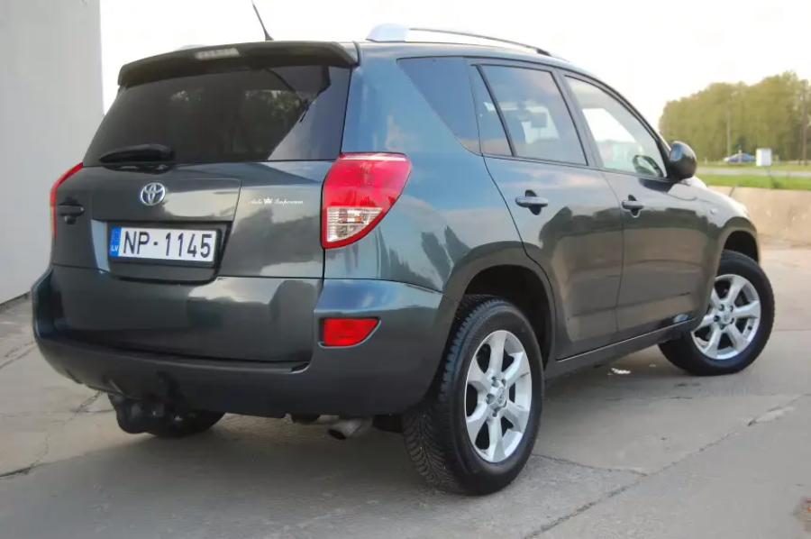 Grey Toyota RAV4 2008 in Jekabpils, with an engine capacity of 2.20 L and mileage of 227 thousand km for 7400 €, photo 3 on AUTOMOTO.COM.LV