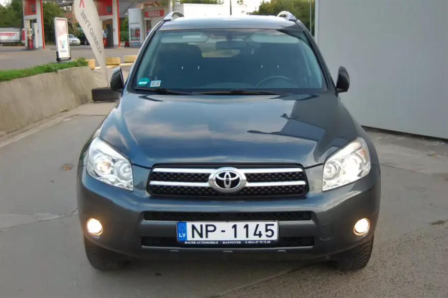Grey Toyota RAV4 2008 in Jekabpils, with an engine capacity of 2.20 L and mileage of 227 thousand km for 7400 €, photo 5 on AUTOMOTO.COM.LV