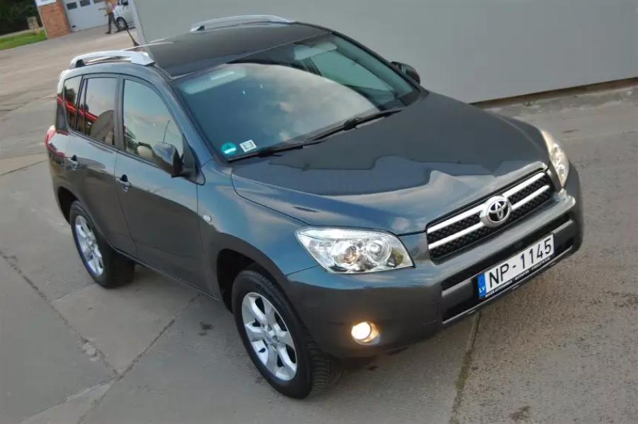 Grey Toyota RAV4 2008 in Jekabpils, with an engine capacity of 2.20 L and mileage of 227 thousand km for 7400 €, photo 6 on AUTOMOTO.COM.LV