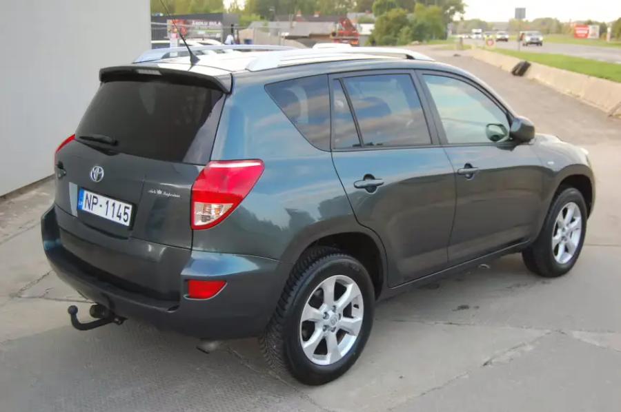 Grey Toyota RAV4 2008 in Jekabpils, with an engine capacity of 2.20 L and mileage of 227 thousand km for 7400 €, photo 8 on AUTOMOTO.COM.LV