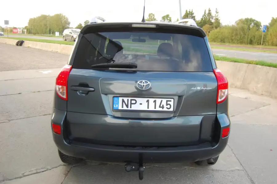 Grey Toyota RAV4 2008 in Jekabpils, with an engine capacity of 2.20 L and mileage of 227 thousand km for 7400 €, photo 10 on AUTOMOTO.COM.LV