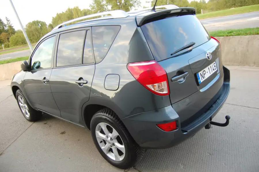 Grey Toyota RAV4 2008 in Jekabpils, with an engine capacity of 2.20 L and mileage of 227 thousand km for 7400 €, photo 11 on AUTOMOTO.COM.LV