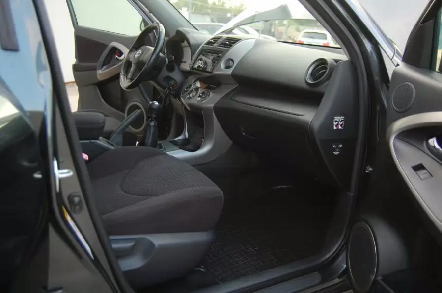 Grey Toyota RAV4 2008 in Jekabpils, with an engine capacity of 2.20 L and mileage of 227 thousand km for 7400 €, photo 18 on AUTOMOTO.COM.LV