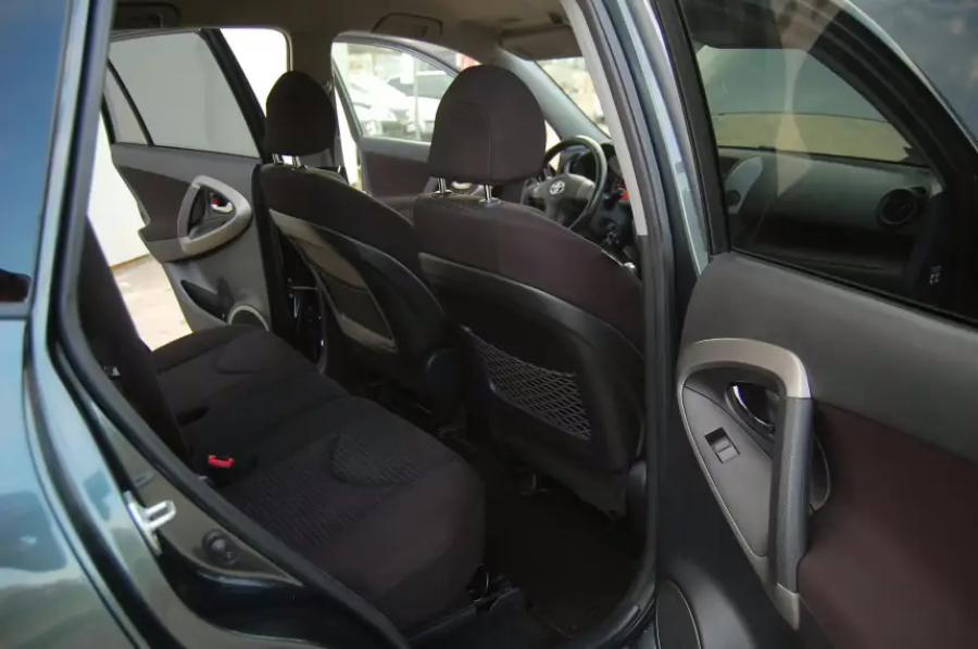 Grey Toyota RAV4 2008 in Jekabpils, with an engine capacity of 2.20 L and mileage of 227 thousand km for 7400 €, photo 19 on AUTOMOTO.COM.LV