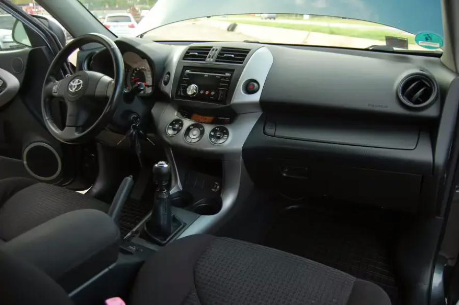 Grey Toyota RAV4 2008 in Jekabpils, with an engine capacity of 2.20 L and mileage of 227 thousand km for 7400 €, photo 20 on AUTOMOTO.COM.LV