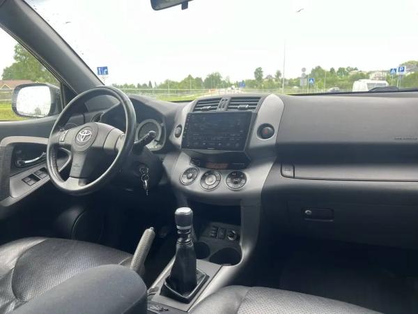 Grey Toyota RAV4 2008 in Rezekne, with an engine capacity of 2.20 L and mileage of 275 thousand km for 3950 €, photo 10 on AUTOMOTO.COM.LV