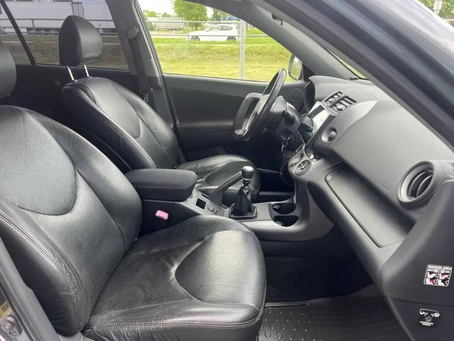 Pelēks Toyota RAV4 2008 Rēzekne, ar dzinēja tilpumu 2.20 L un nobraukumu 275 tūkst. km par 3950 €, foto 13 vietnē AUTOMOTO.COM.LV