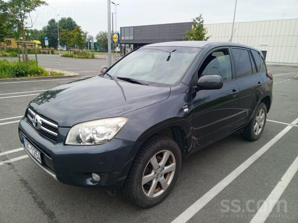 Pelēks Toyota RAV4 2008 Rīga, ar dzinēja tilpumu 2.20 L un nobraukumu 253 tūkst. km par 4300 €, foto 2 vietnē AUTOMOTO.COM.LV