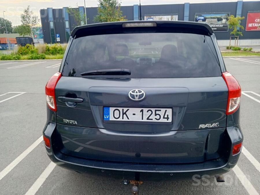 Pelēks Toyota RAV4 2008 Rīga, ar dzinēja tilpumu 2.20 L un nobraukumu 253 tūkst. km par 4300 €, foto 5 vietnē AUTOMOTO.COM.LV