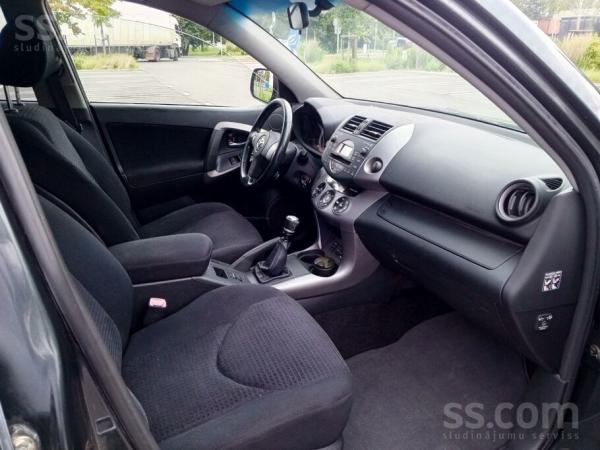 Pelēks Toyota RAV4 2008 Rīga, ar dzinēja tilpumu 2.20 L un nobraukumu 253 tūkst. km par 4300 €, foto 5 vietnē AUTOMOTO.COM.LV