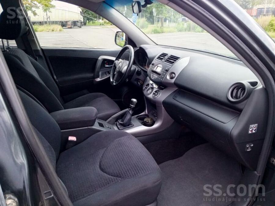 Pelēks Toyota RAV4 2008 Rīga, ar dzinēja tilpumu 2.20 L un nobraukumu 253 tūkst. km par 4300 €, foto 6 vietnē AUTOMOTO.COM.LV